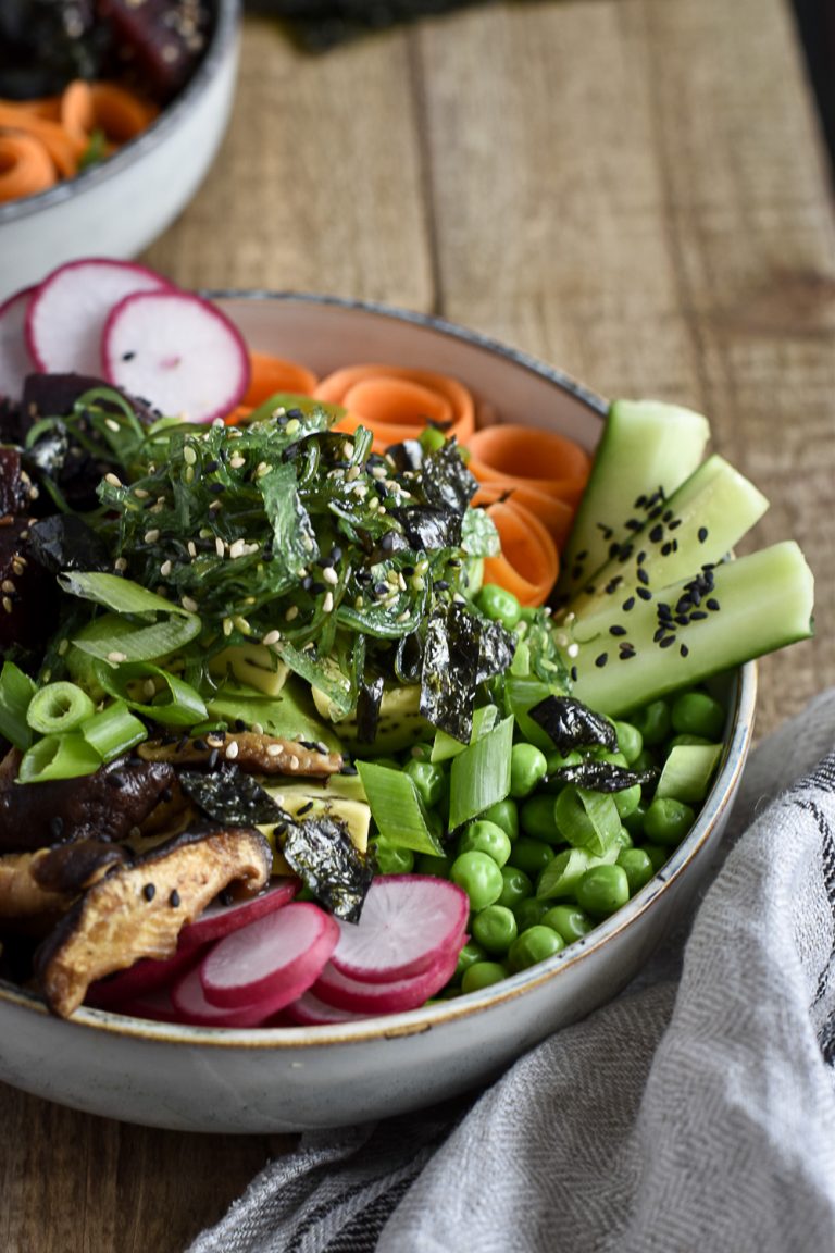 Healthy Poké-Bowl with Chili-Tahini-Sauce - Heavenlynn Healthy